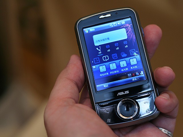 輕巧PDA電話內建GPS ASUS P320 秀麗發佈 - 電腦領域 HKEPC Hardware - 全港 No.1 PC網站