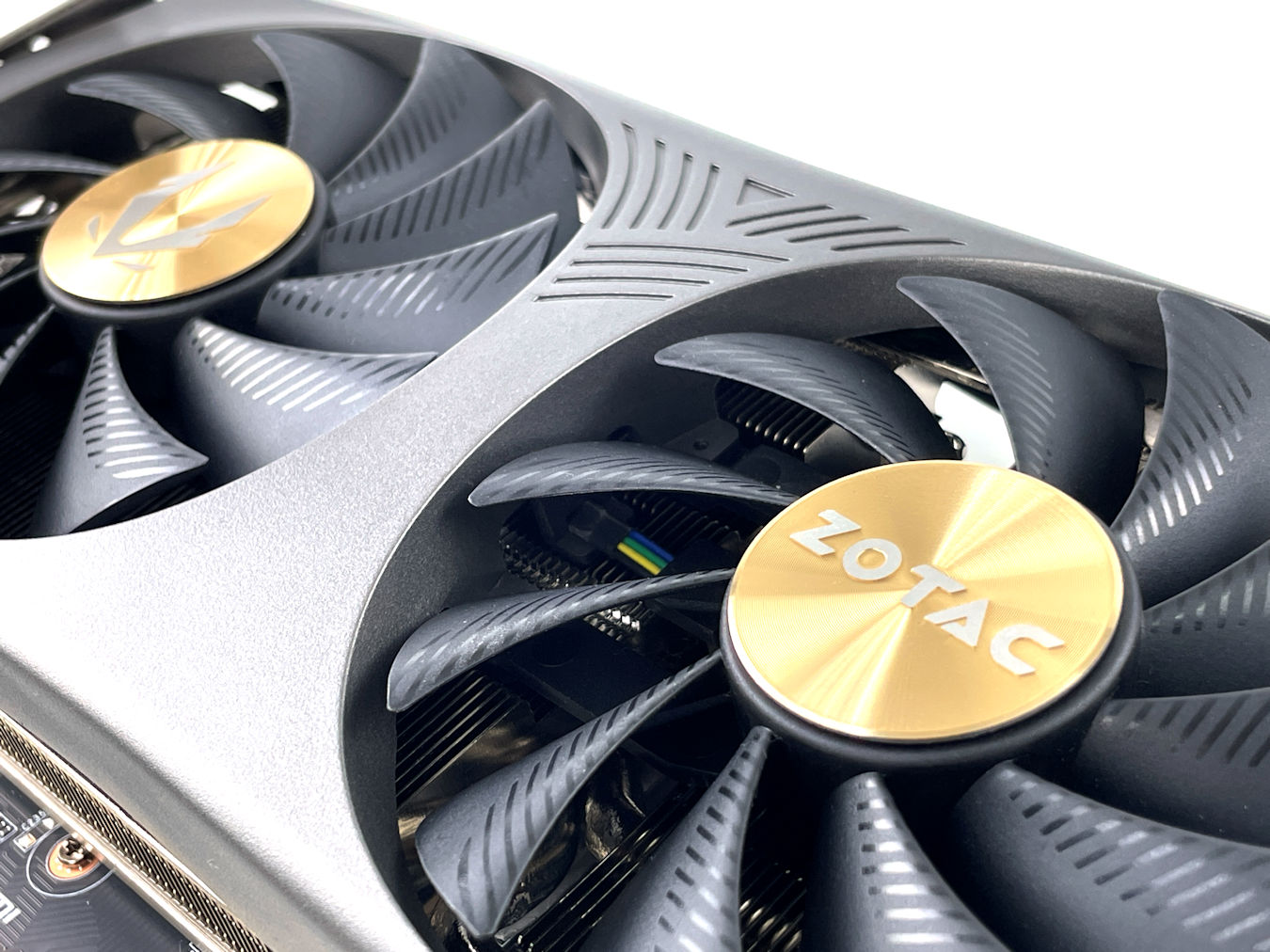 Dual Slot、23.4 cm 短卡身 ZOTAC GAMING GeForce RTX 4070 SUPER Twin Edge OC ...