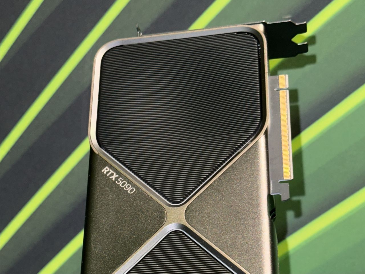 RTX 5090 用家多插一張 RTX 3050 運行舊版 Batman FPS 由 61 提升至 390 - 電腦領域 HKEPC ...